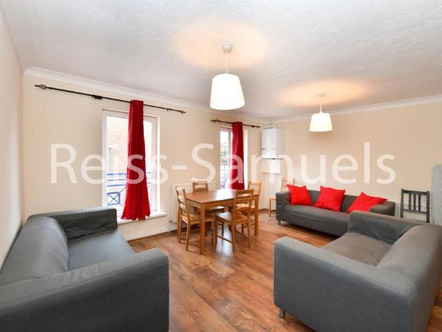 Ambassador Square, London E14 6 bed semi detached house to rent £5,980 pcm £1,380 pw