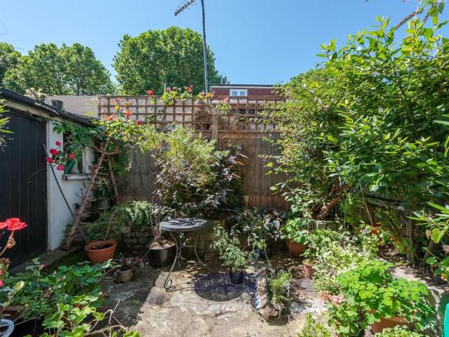 AMBERGATE STREET, SE17 2 bed flat to rent £2,600 pcm £600 pw