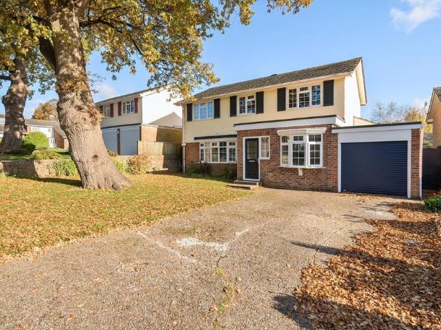 Amberley Close Haywards Heath RH16 5 bed detached house to rent £3,650 pcm £842 pw