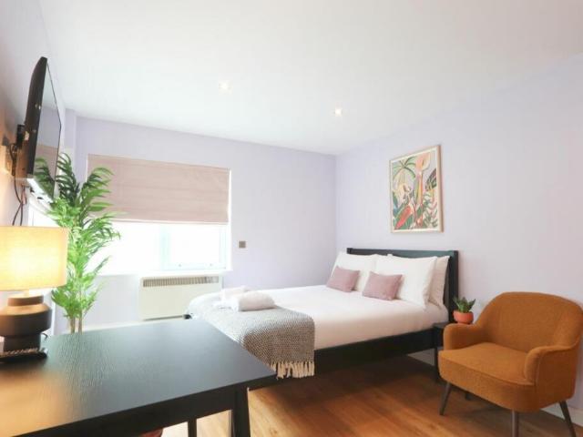 Amberley Road, London W9 Studio to rent £2,100 pcm £485 pw
