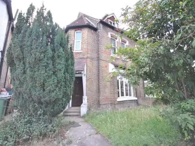 Amblecote Road Grove Park SE12 3 bed flat £1,695 pcm £391 pw