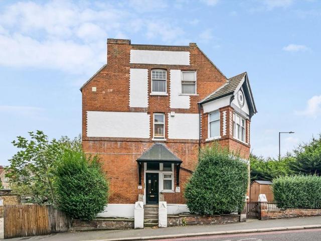 Ambleside Avenue, London SW16 3 bed flat to rent £2,575 pcm £594 pw