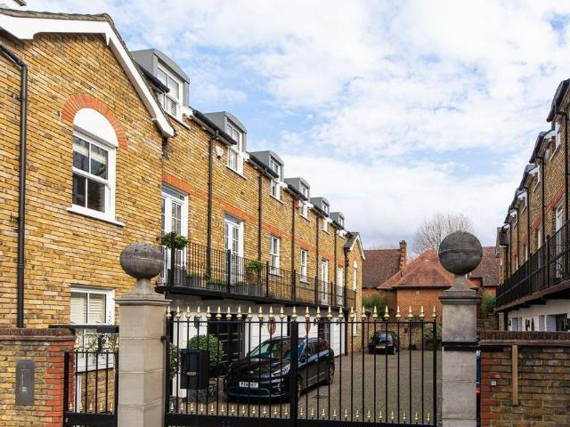Ambrose Mews, Battersea SW11 4 bed townhouse to rent £4,700 pcm £1,085 pw