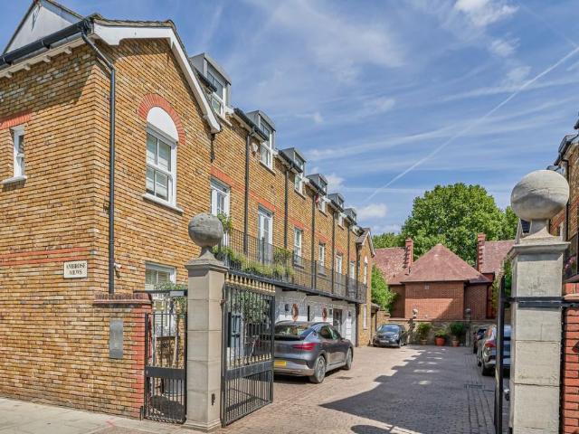 Ambrose Mews, London, SW11 4 bed terraced house to rent £4,700 pcm £1,085 pw