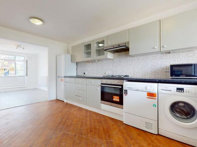 Ambrose Walk, Bow, London, E3 4 bed flat to rent £3,400 pcm £785 pw