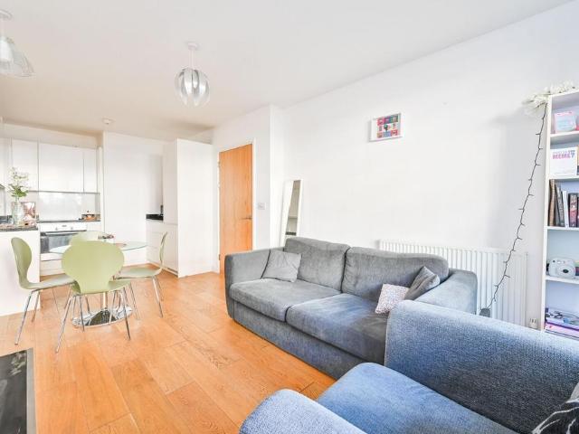 Amelia Street, Elephant and Castle. 1 bed flat to rent £2,150 pcm £496 pw