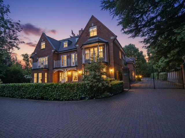 Amersham Road, Fairlawns Amersham. 2 bed apartment to rent £1,695 pcm £391 pw