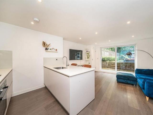 Amersham Road, London SE14 2 bed flat to rent £2,200 pcm £508 pw
