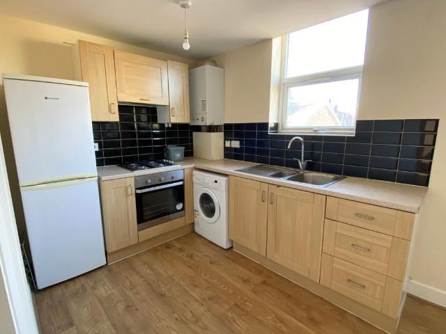 Amersham Road, London SE14 3 bed flat to rent £2,450 pcm £565 pw