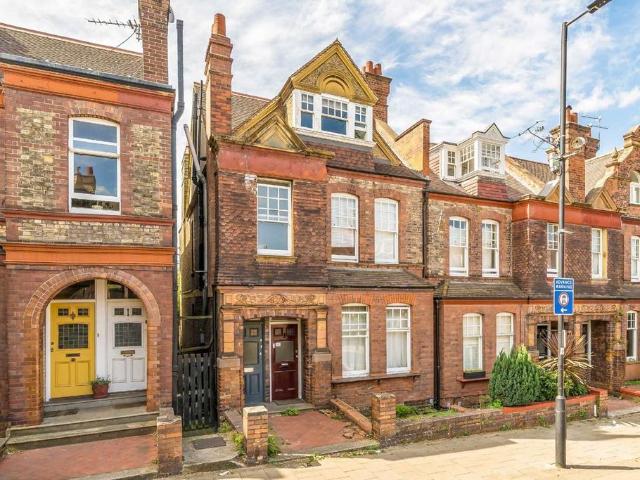 Amesbury Avenue, London SW2 3 bed flat to rent £3,000 pcm £692 pw