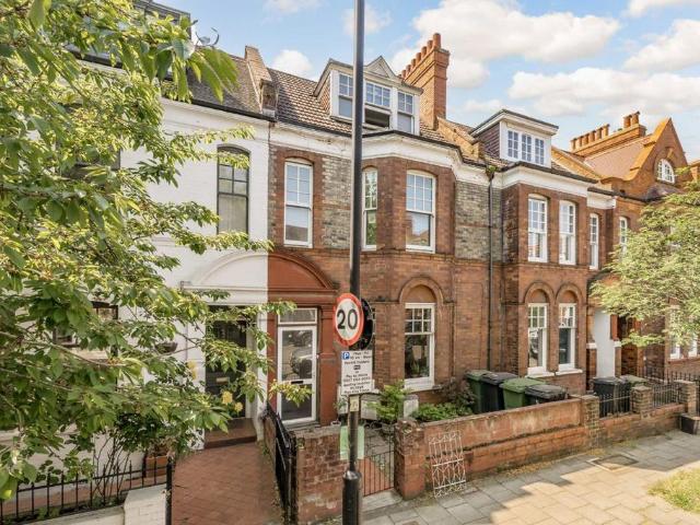 Amesbury Avenue, London SW2 3 bed flat to rent £2,495 pcm £576 pw