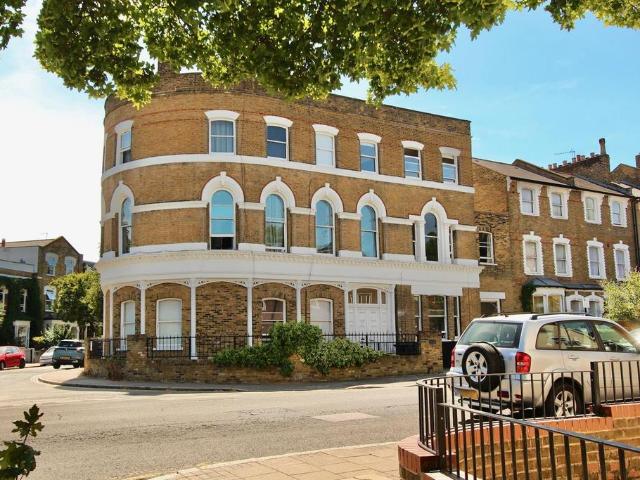 Amhurst Road, London N16 3 bed flat to rent £3,350 pcm £773 pw