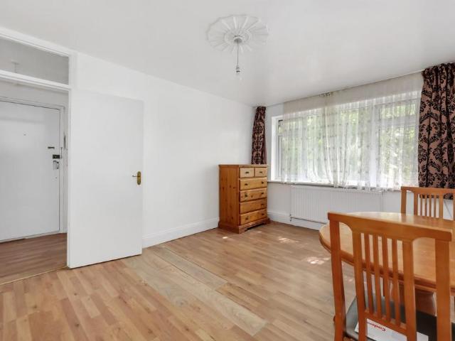 Amhurst Road, London, E8 2 bed flat to rent £2,095 pcm £483 pw