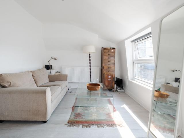 Amhurst Road, London E8, 2 bed flat to rent, £2,200 pcm | PrimeLocation