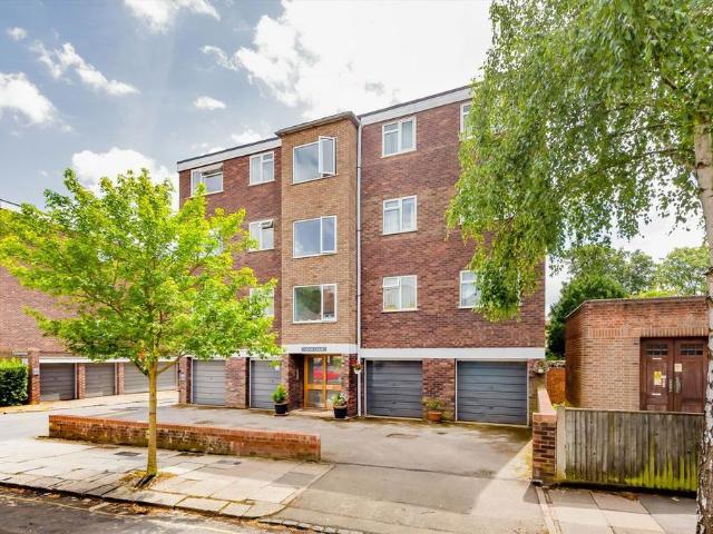Amherst Road, London W13 2 bed flat to rent £2,100 pcm £485 pw