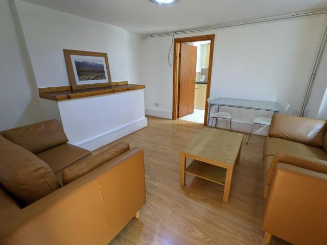 Amherst Road, Manchester M14 2 bed flat to rent £1,031 pcm £238 pw