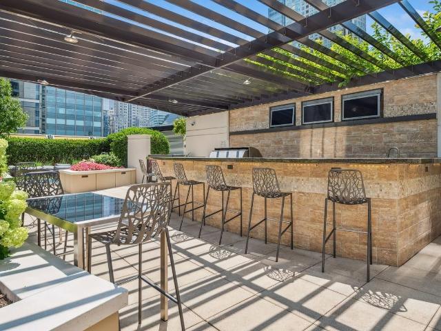 AMLI River North Studio Apartment for Rent at 71 W Hubbard St, Chicago, IL 60654 Near North Side