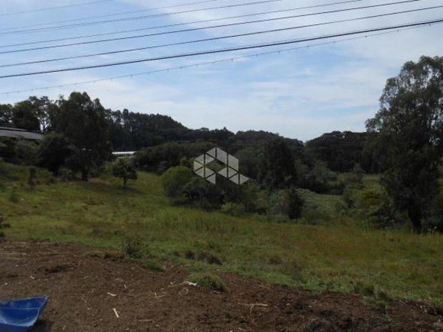 Ampla Área Beira Asfalto
