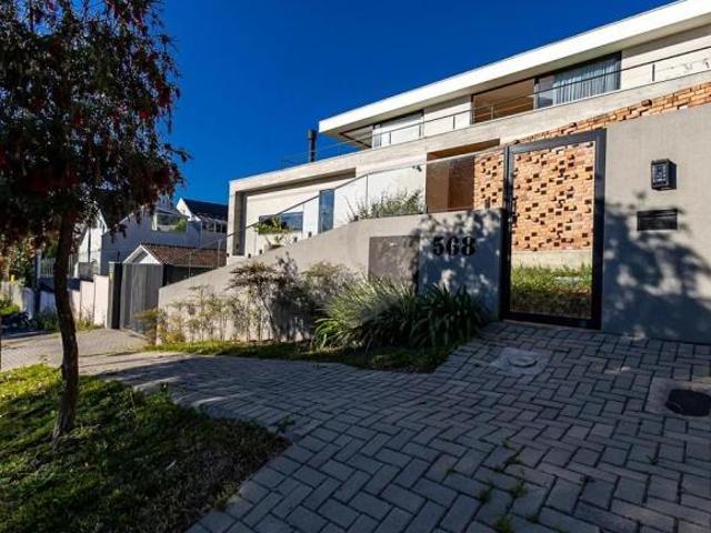 Ampla Casa nas Mercês com 406 m² e 4 Quartos