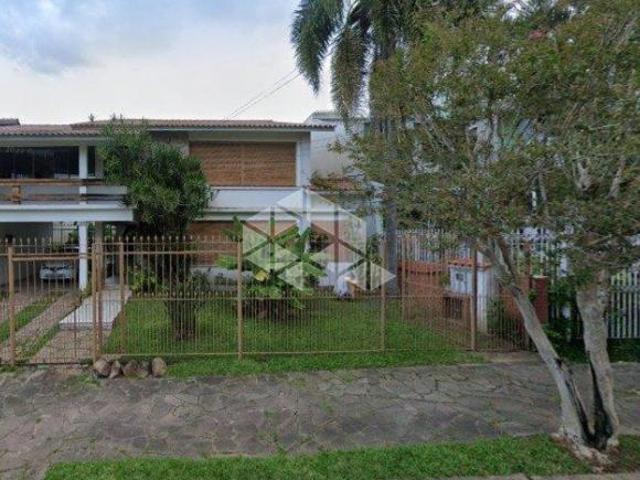 Ampla casa no Bairro Jardim Lindóia localizado na Avenida La Paz muito próximo ao Lindóia Tênis Club