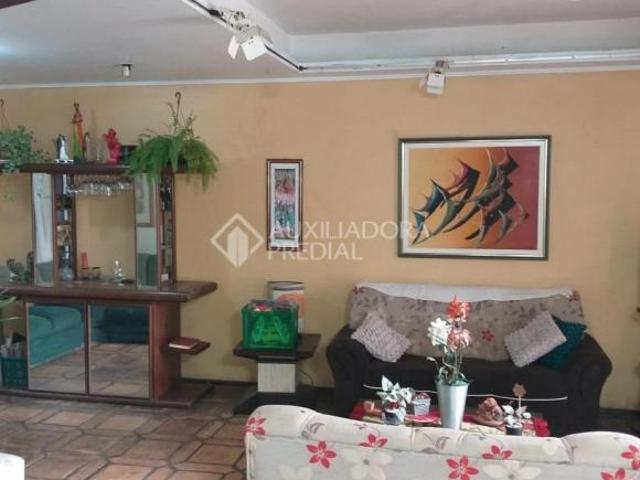 Ampla casa no coração do bairro Tristeza