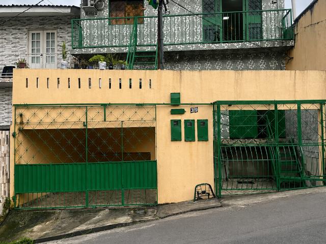 Ampla Casa no Japiim com 6 Quartos e 2 Vagas