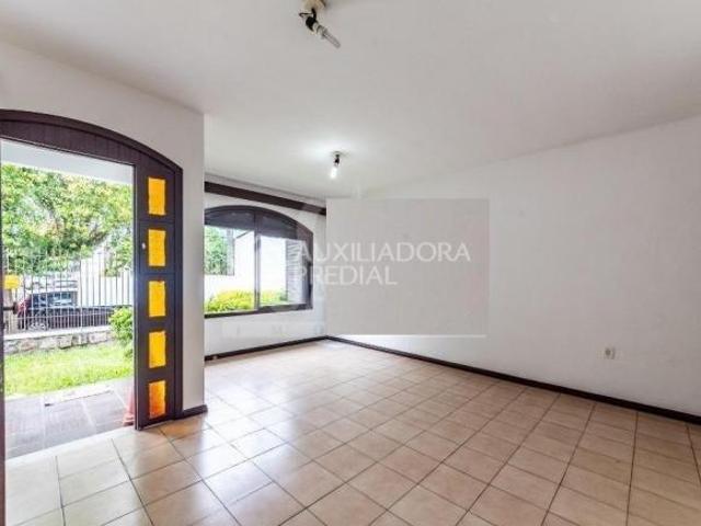 Ampla casa no Passo D&apos Areia