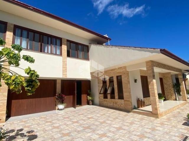 Ampla casa à venda, 232,56m2, 2 dormitórios, sala, cozinha, 2 banheiros, vaga dupla fechada, área de