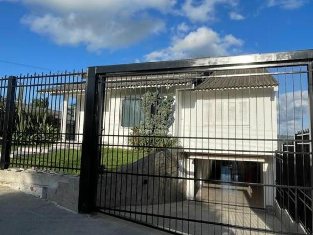 Ampla casa com 4 dormitorios, suite, piscina e pergolado