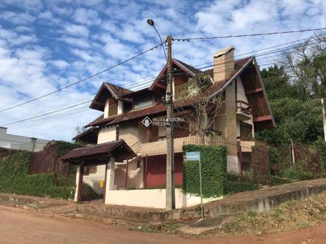Ampla casa com 4 dormitórios, sendo 2 suítes