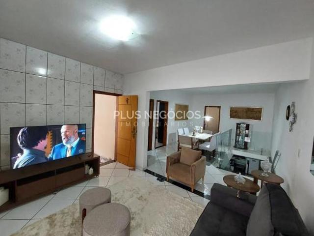 Ampla casa com 4 quartos, edícula e diversas opções de ambientes