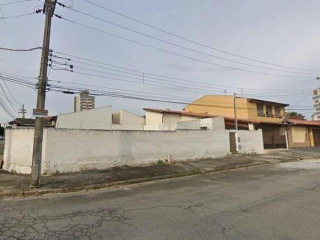 Ampla Casa com 02 Dormitórios, Suíte, Garagem e Quintal Ideal para Uso Residencial ou Comercial