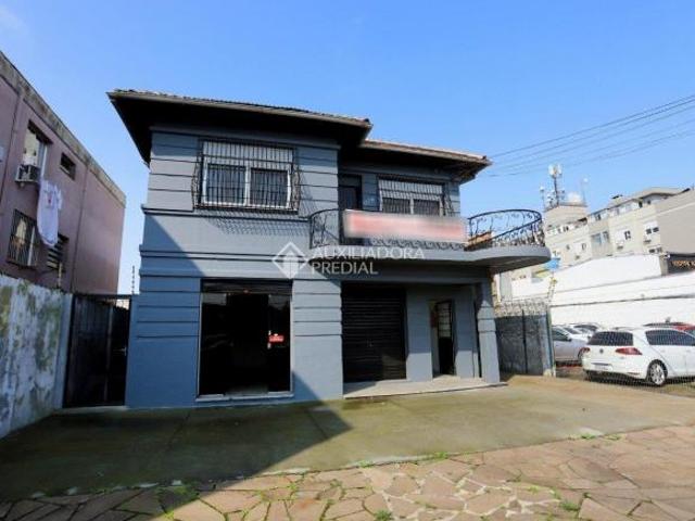 Ampla casa com 05 quartos, no bairro Azenha