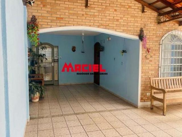 Ampla casa com 3 dormitórios no Bosque dos Eucaliptos