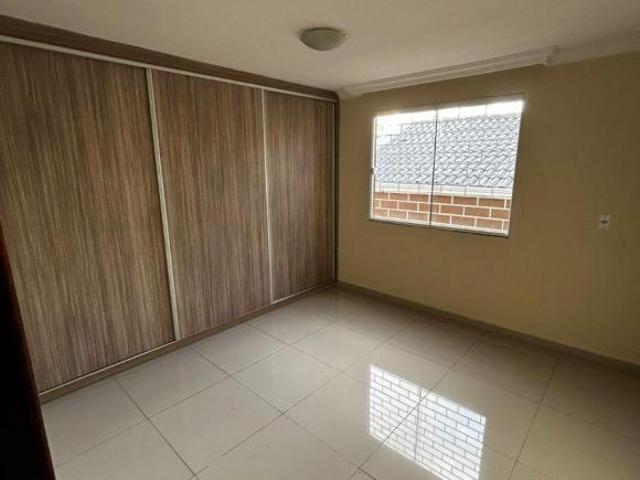 Ampla casa com 3 dormitórios, 3 suítes e vaga para dois carrros. com 333 mtrs de area privativa