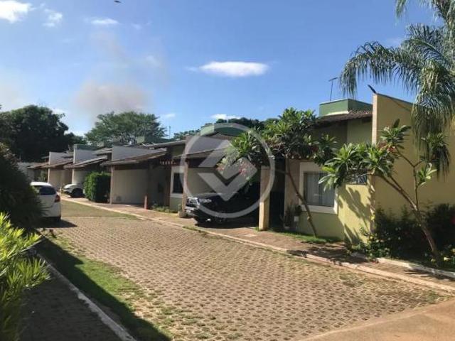 Ampla casa com 3 quartos em condomínio fechado