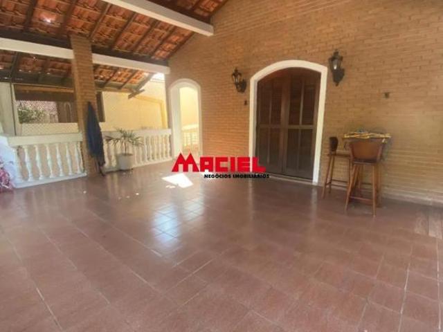 Ampla casa com edícula, piscina e rendimento garantido no Bosque dos Eucaliptos