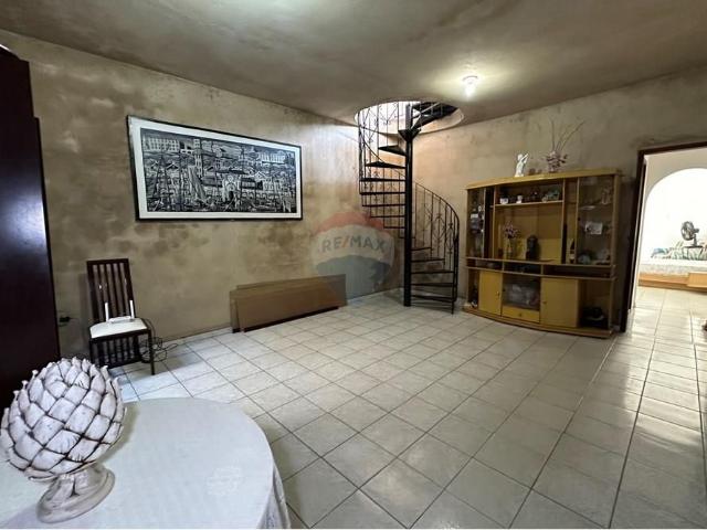 Ampla casa, com garagem, cinco quartos, cinco banheiros, suíte, ampla cozinha e área de serviço