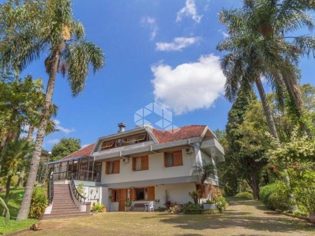 Ampla Casa com piscina de 700m² privativos, 6 dormitórios, sendo 04 suítes e 3 vagas de garagem
