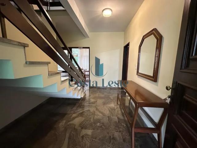 Ampla casa comercial no Centro