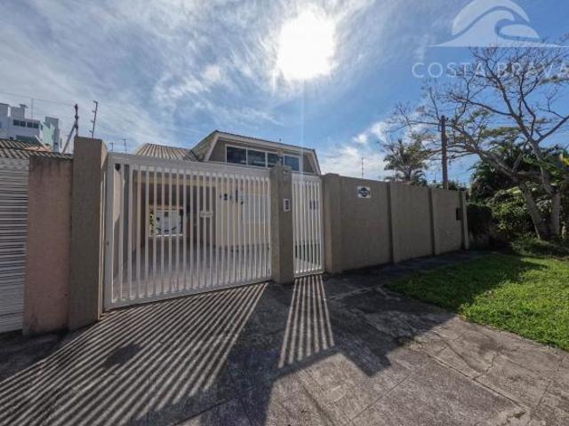 Ampla casa de alto padrão em região nobre de Caiobá
