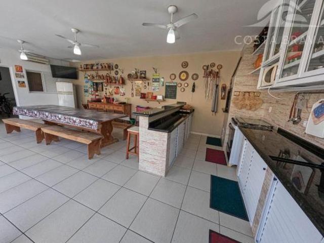 Ampla casa de alto padrão em região nobre de Caiobá