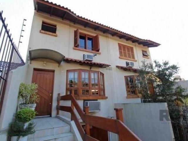 Ampla casa de 175 m² com 3 dormitórios e 3 vagas de garagem