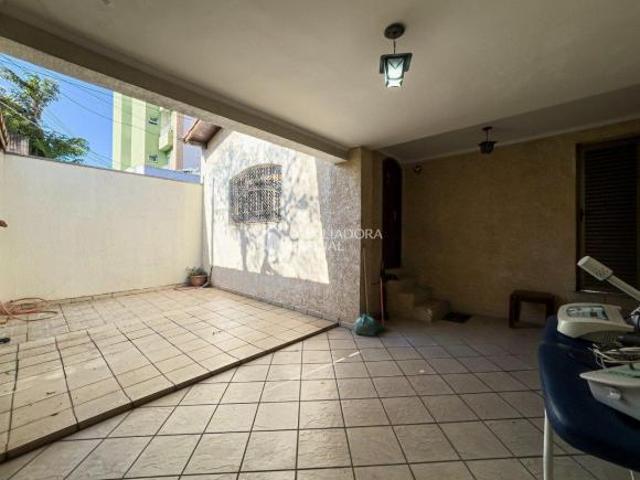 Ampla Casa de 238m² com 2 Vagas Excelente Oportunidade no Campestre