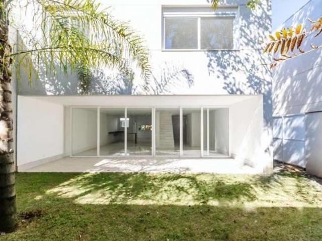 Ampla casa em condomínio fechado Hípica Garden