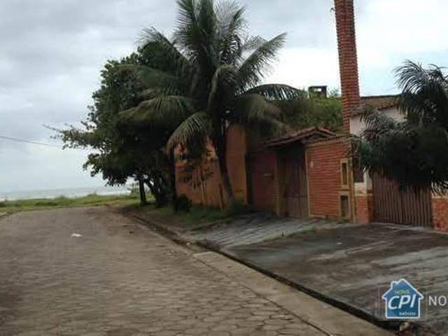 Ampla Casa em Itanhaém – 3 Quartos + Edícula + Garagem para 10 Carros!