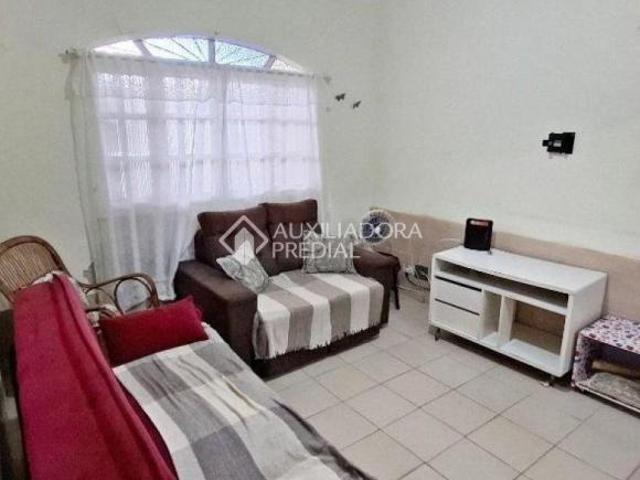 Ampla casa geminada no Maracanã, Praia Grande/SP