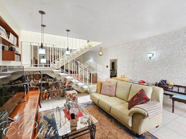 Ampla Casa `q venda, 3 quartos/dormitórios, junto ao comércio da Azenha, Porto Alegre
