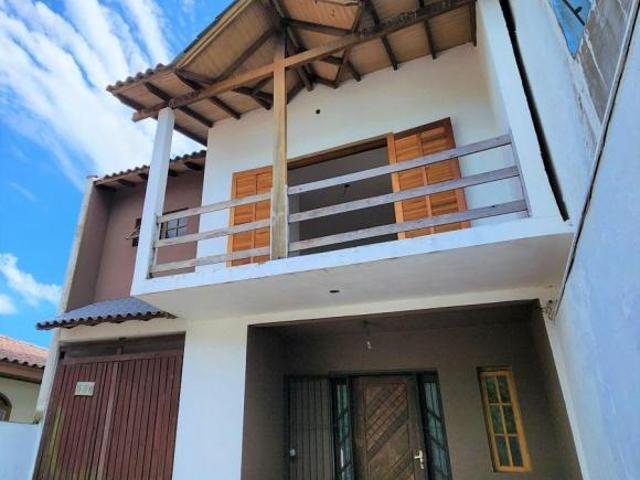 Ampla Casa Sobrado junto a Avenida principal do bairro