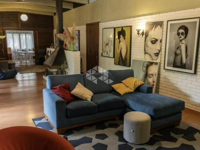 Ampla Casa Térrea de 5 dormitórios em Ipanema